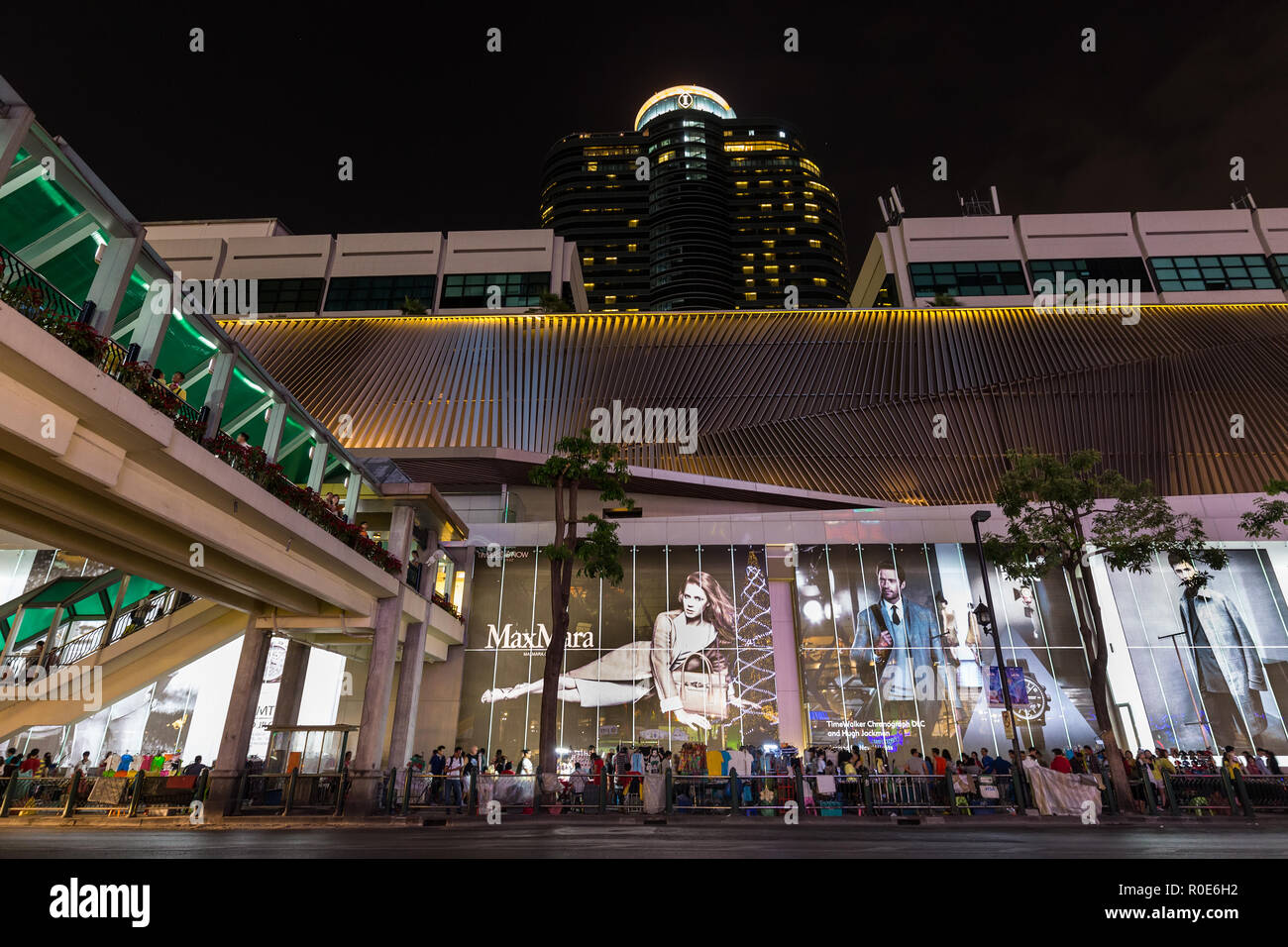BANGKOK, THAILAND, DECEMBER 25, 2014 : Night View in the Ratchadamri ...