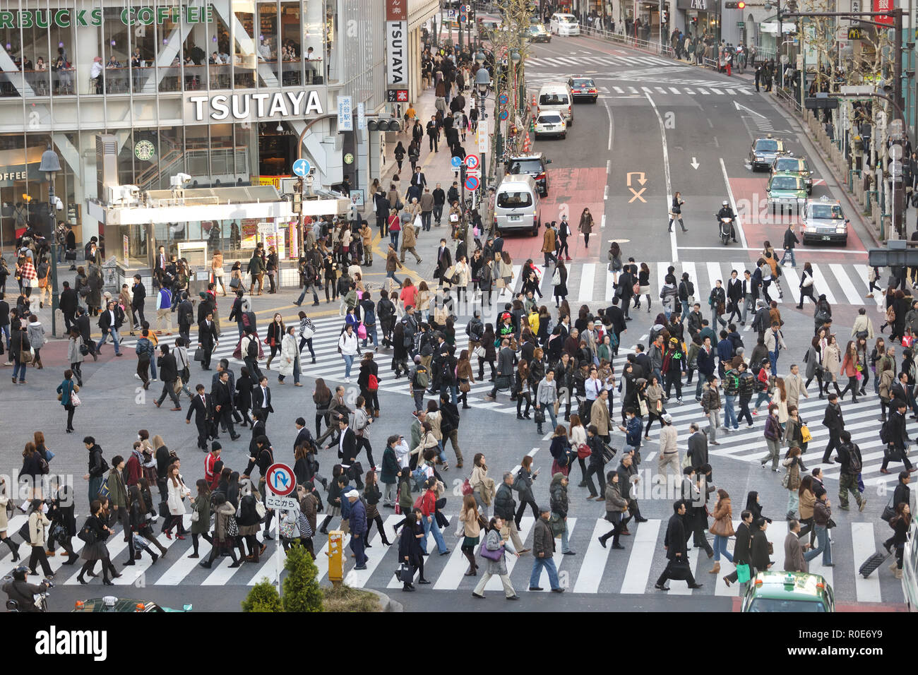 TOKYO - NOVEMBER 25: People crossing street at Hachiko crossroad in ...
