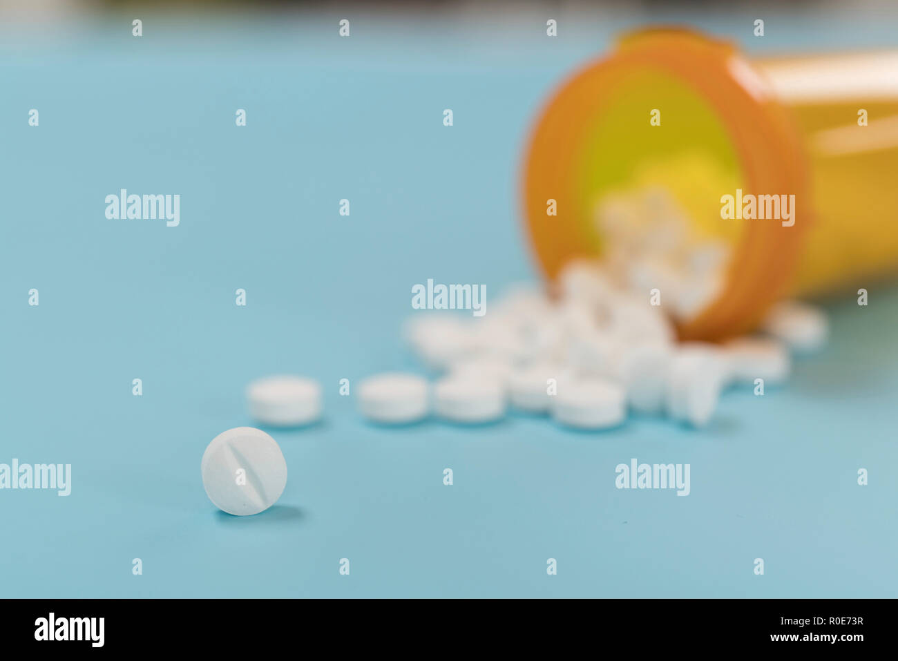 Tablets spilling from bottle Stock Photo - Alamy