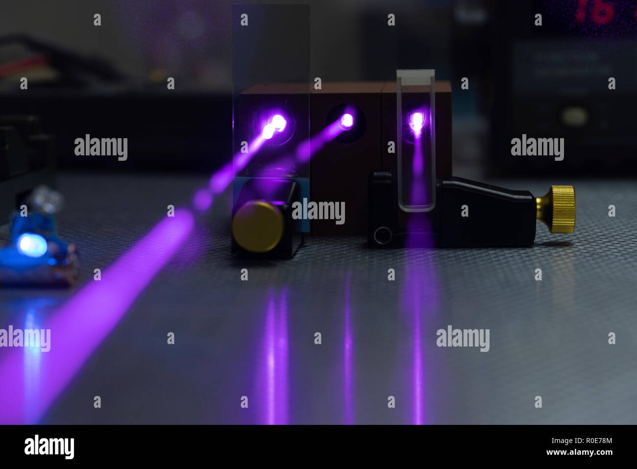 Laser experiment in photonics laboratory Stock Photo - Alamy