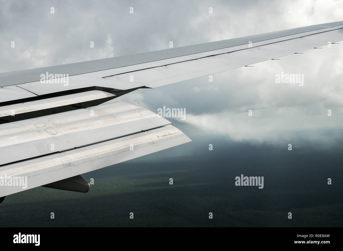 Visible vortex created by the extended flap of a Boeing 747 landing in ...