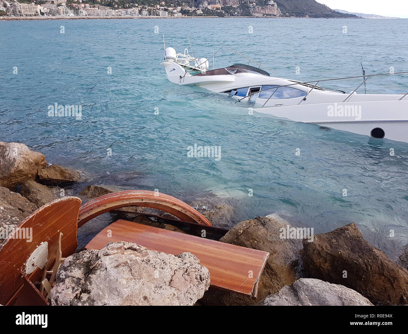Half sunken yacht hi-res stock photography and images - Alamy