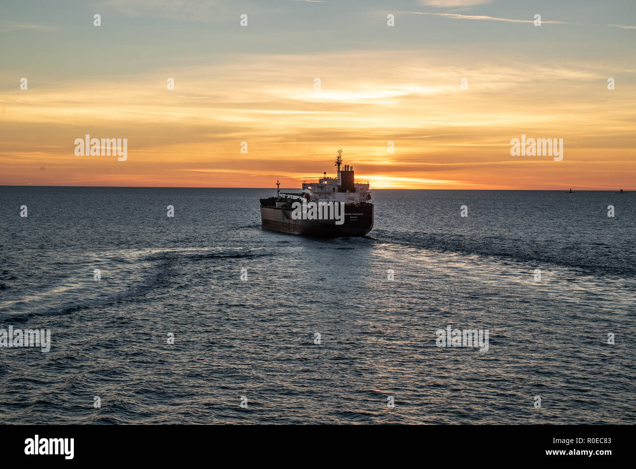 Cargo ship pacific ocean hi-res stock photography and images - Alamy