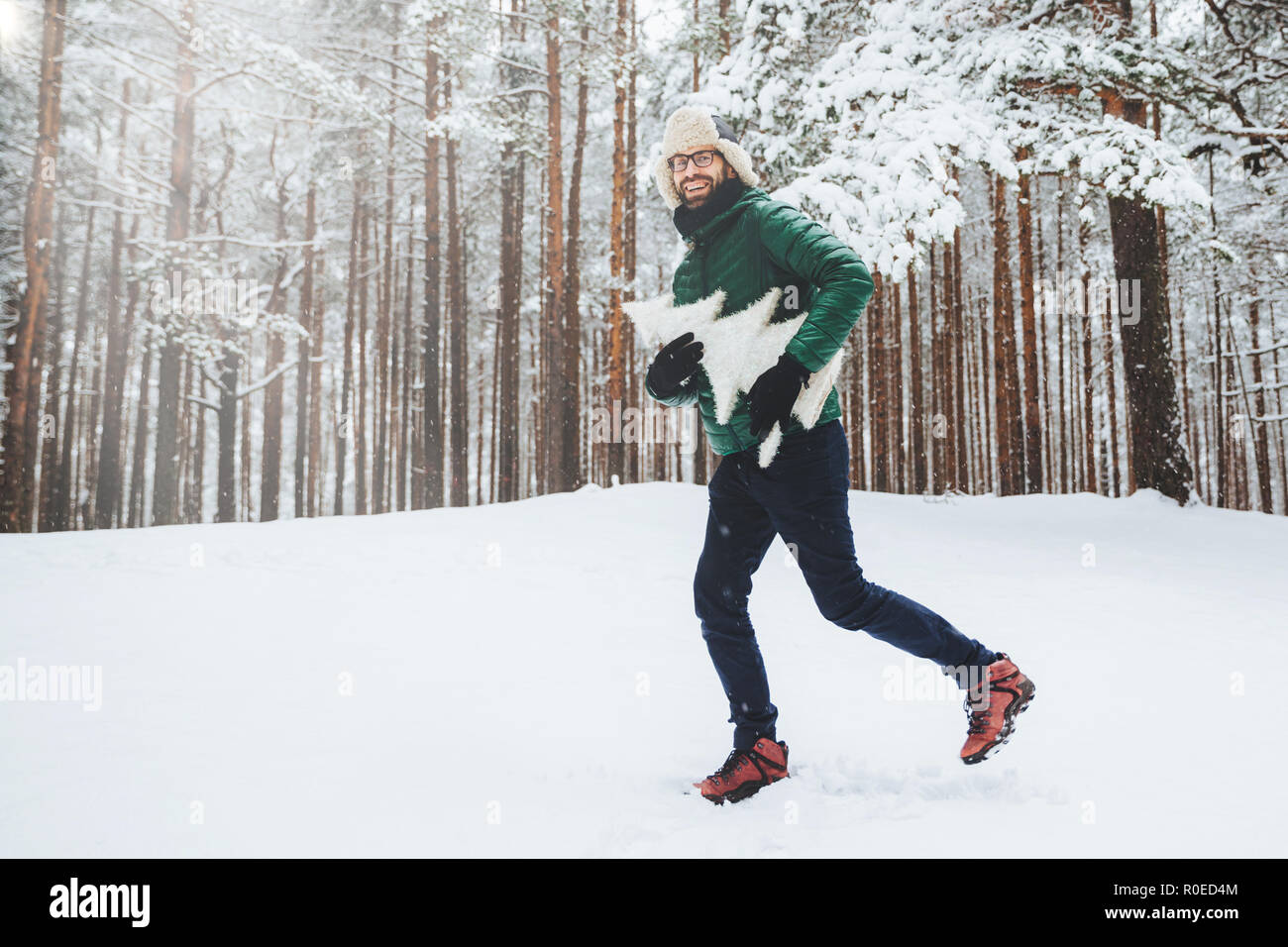 Man cold breath outside hi-res stock photography and images - Alamy