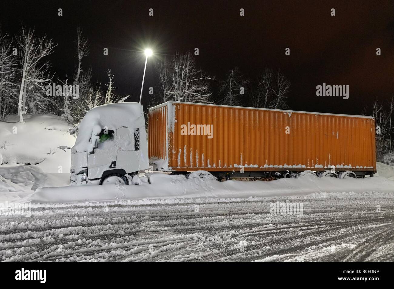 Lorry stuck in snow hi-res stock photography and images - Alamy
