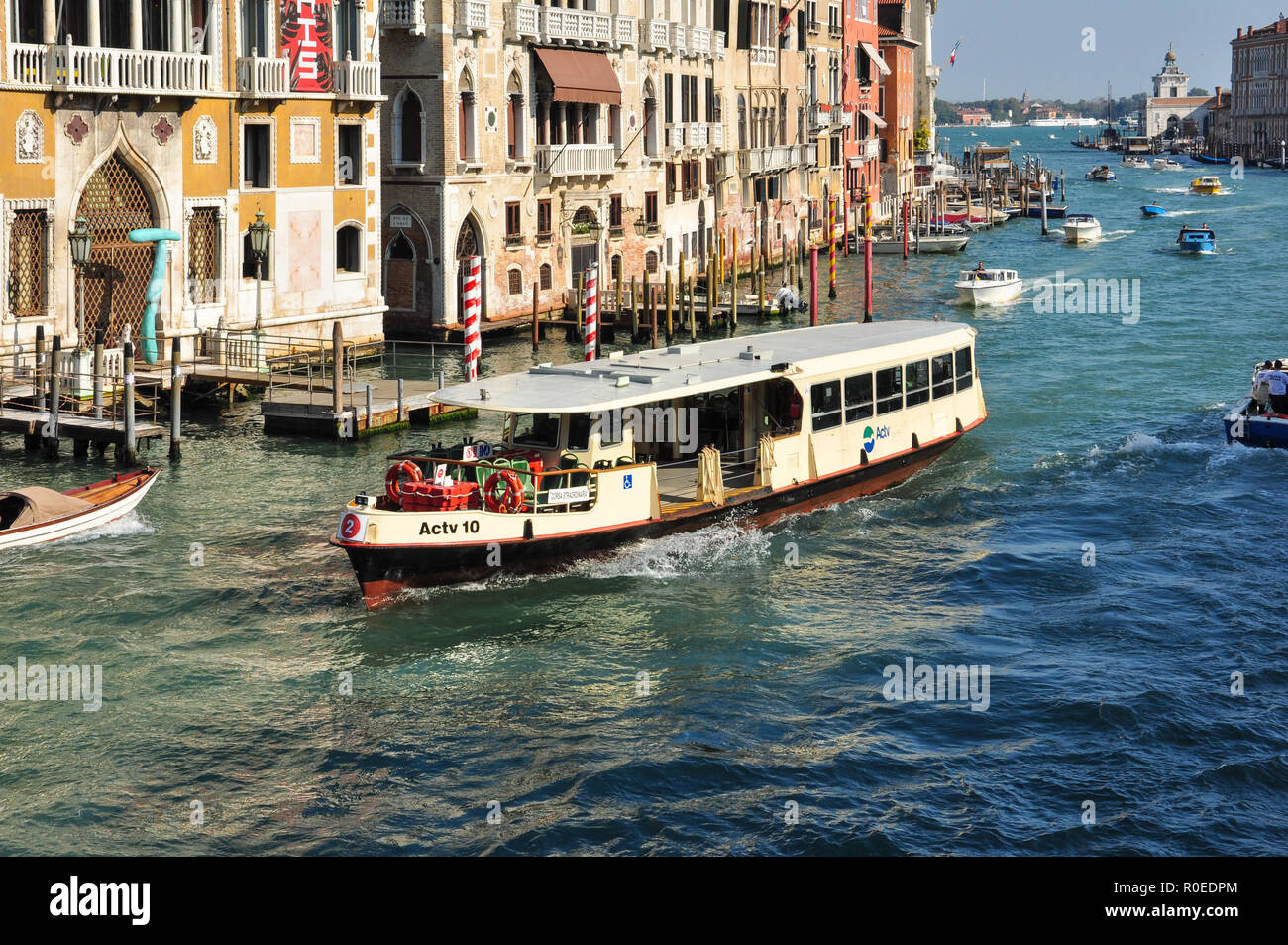 Vaporetto water bus hi-res stock photography and images - Alamy