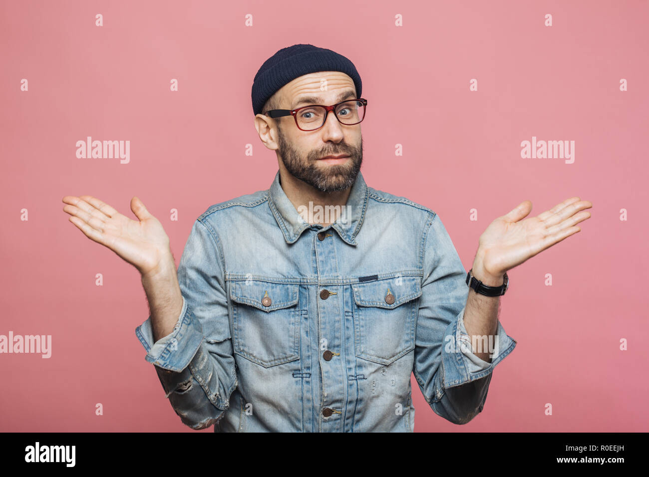 Shrugs Stock Photos & Shrugs Stock Images - Alamy