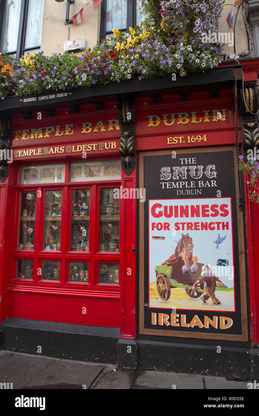 Snug Pub Sign, Temple Bar; Dublin; Ireland Stock Photo - Alamy