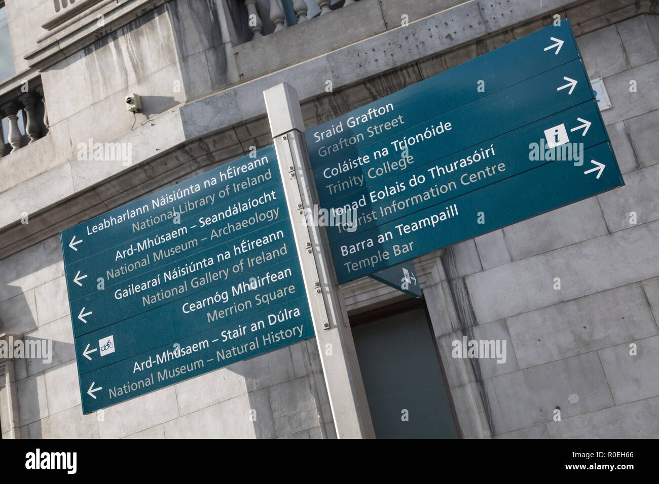 Temple bar dublin square hi-res stock photography and images - Alamy