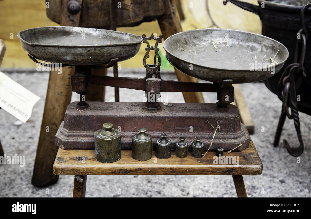 Old weighing scale, tool detail for weighing food Stock Photo - Alamy
