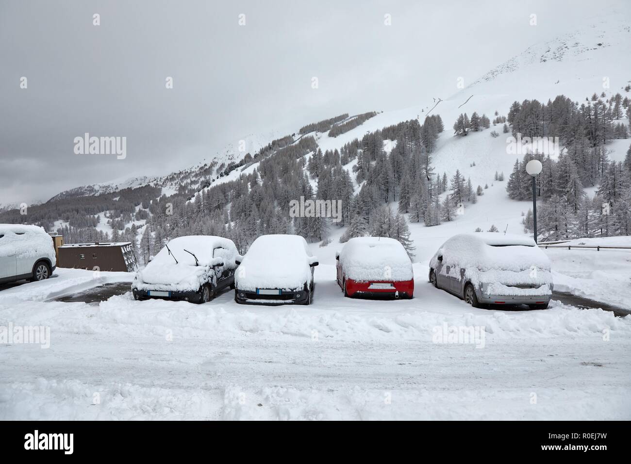 Snowy carpark hi-res stock photography and images - Alamy