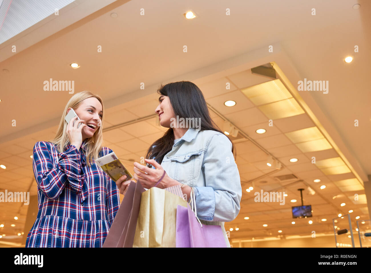Spending cash hi-res stock photography and images - Alamy