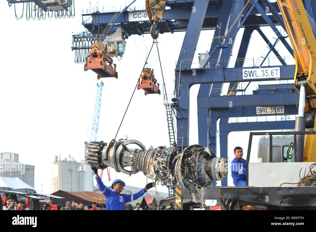 Jakarta, Indonesia. 4th Nov, 2018. Officers move debris of the crashed ...
