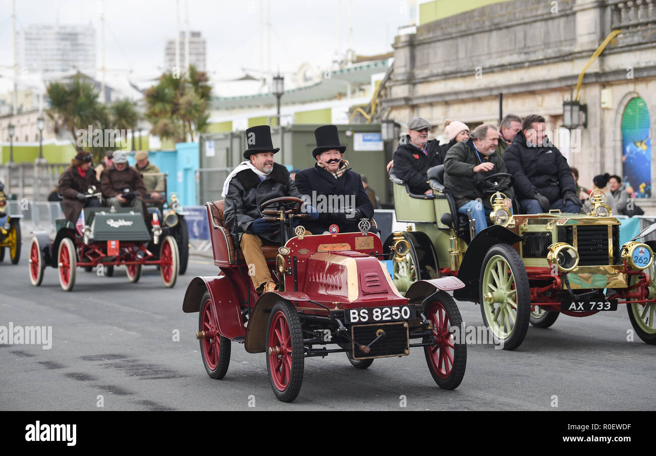 Brighton, UK. 4th November 2018. Vehicles reach the finish in the ...