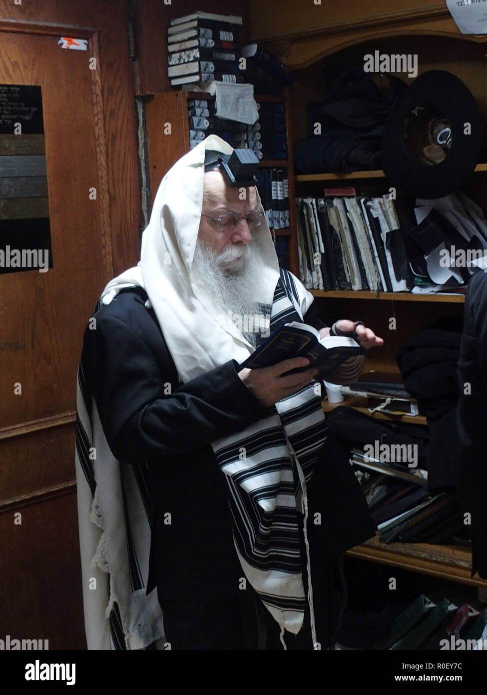 New York, New York, USA. 4th Nov, 2018. Thousands of bearded Hasidic ...