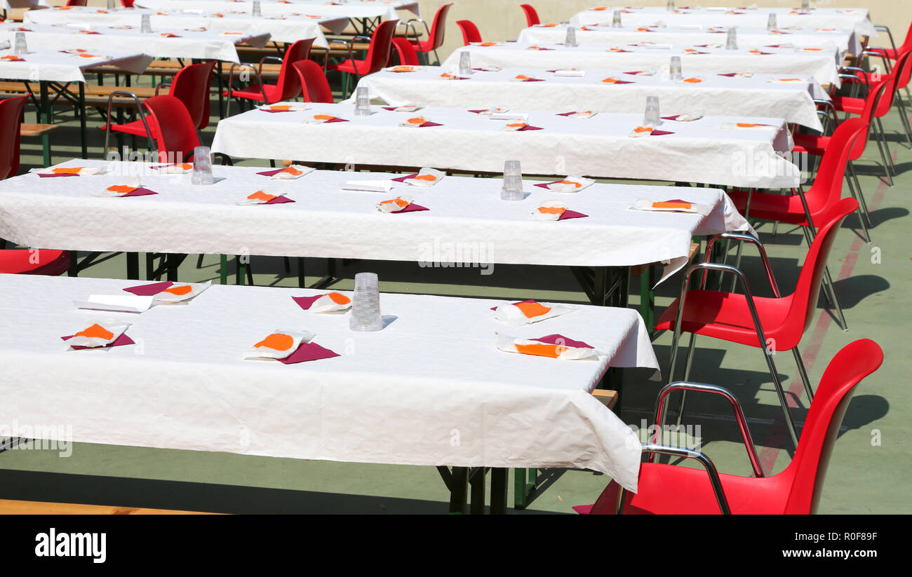 Group outdoor dinning hi-res stock photography and images - Alamy