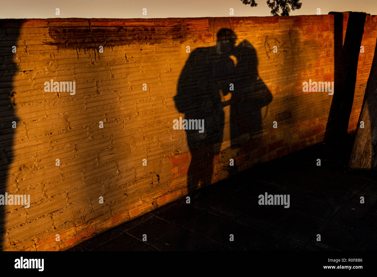 Woman against brick wall man hi-res stock photography and images - Alamy
