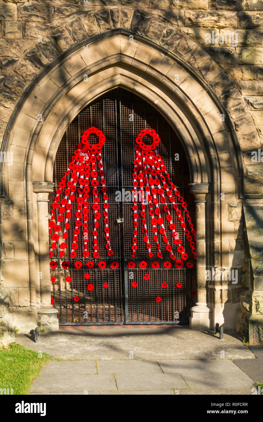 Church door gothic arch hi-res stock photography and images - Alamy