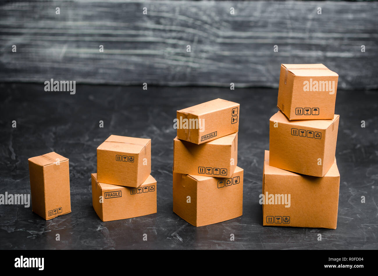 Packing goods hi-res stock photography and images - Alamy