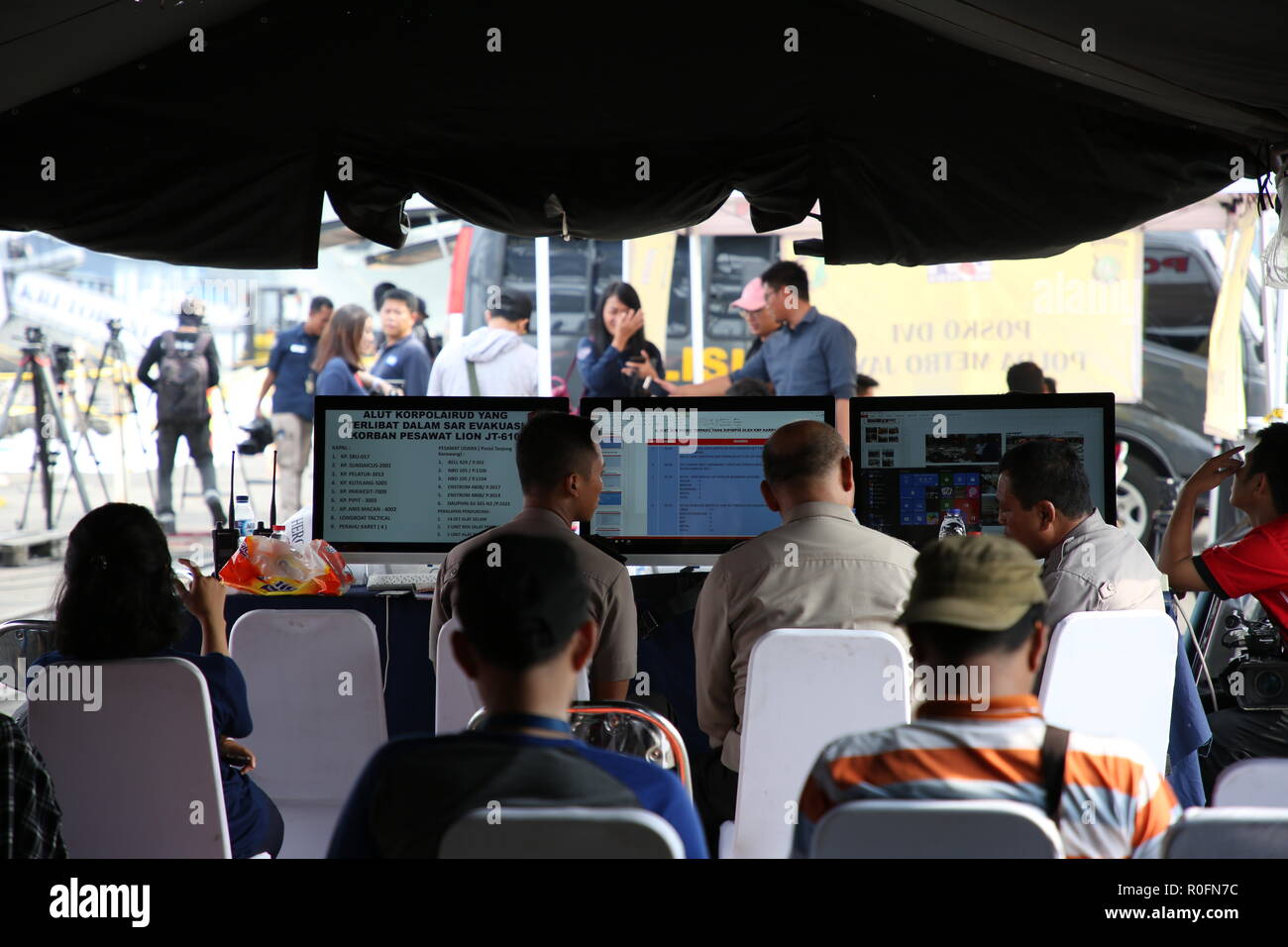 North Jakarta, Indonesia. 04th Nov, 2018. Indonesian rescuers and ...