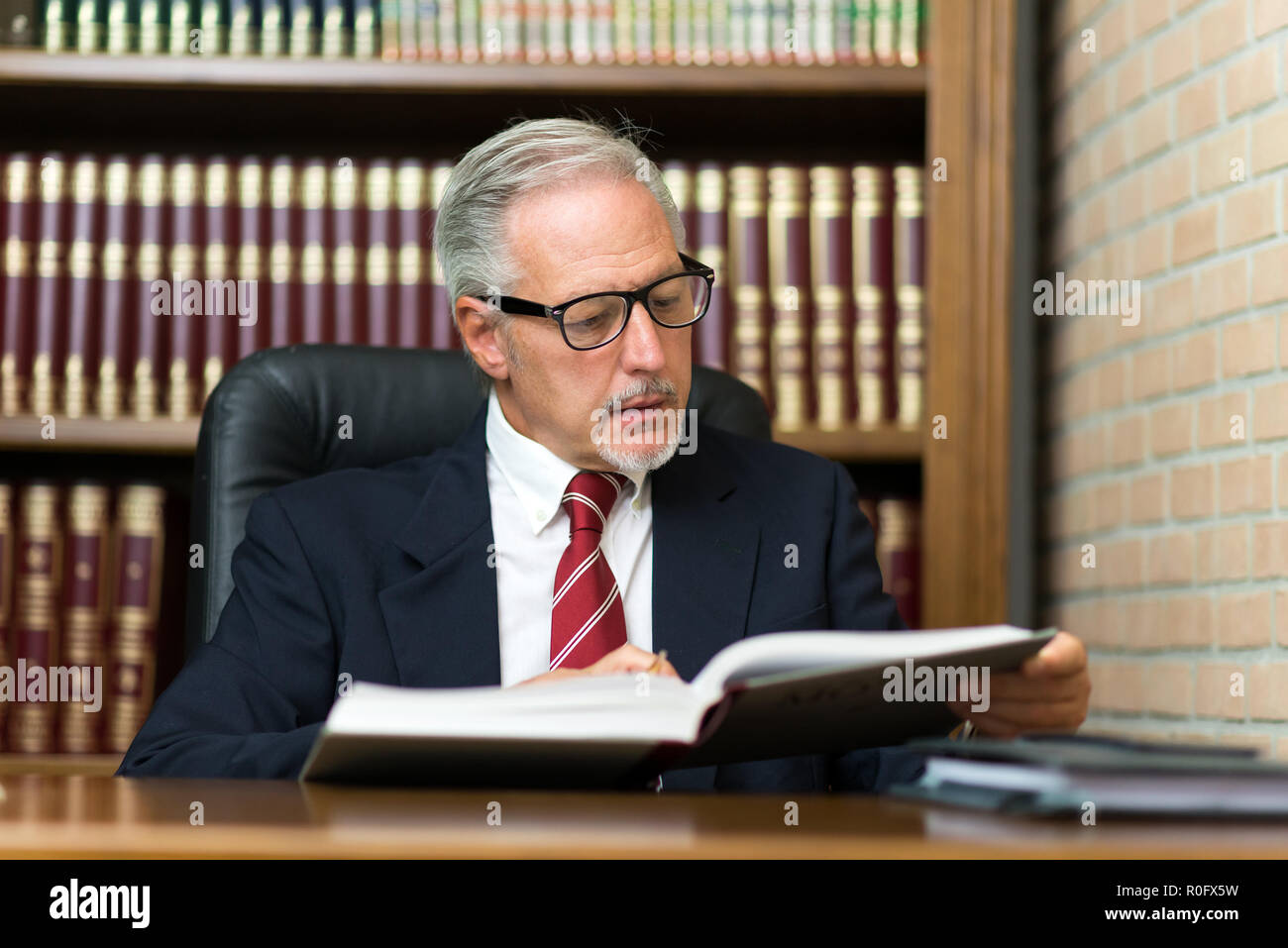 Senior old man in library hi-res stock photography and images - Alamy