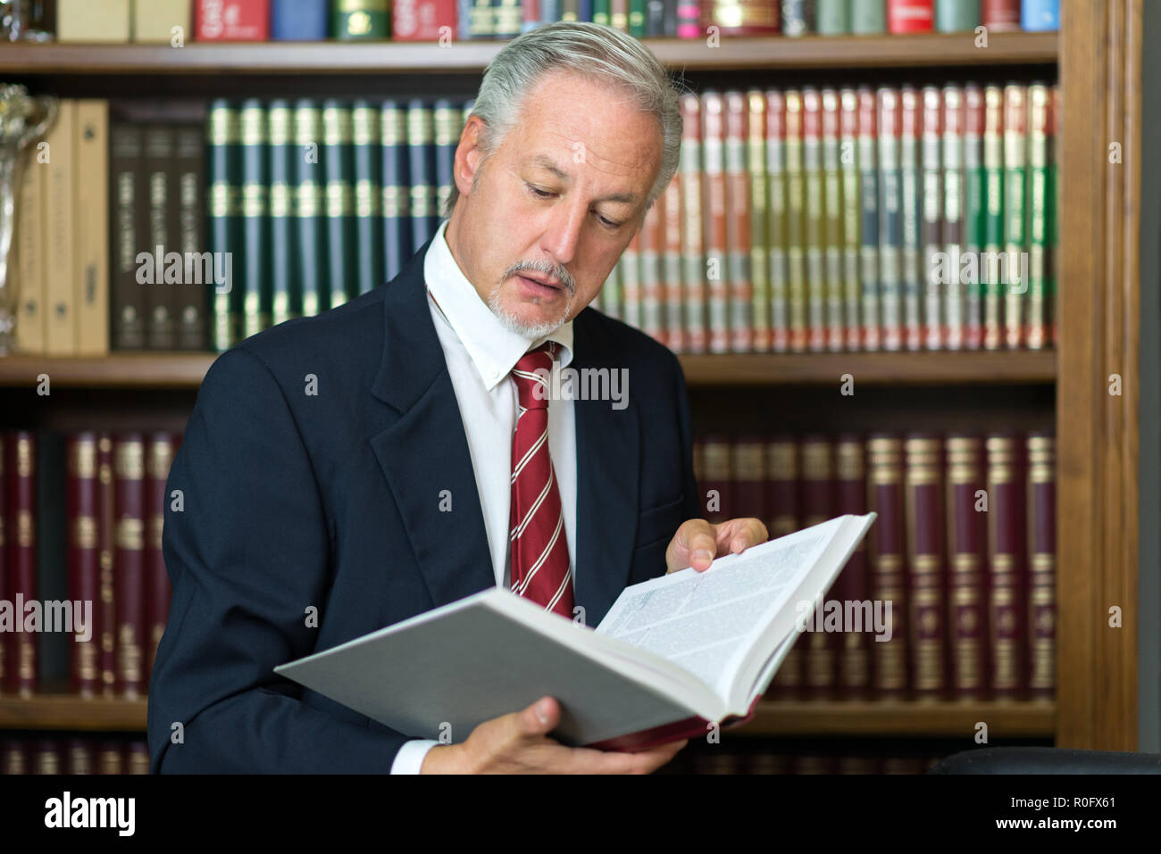 Senior old man in library hi-res stock photography and images - Alamy