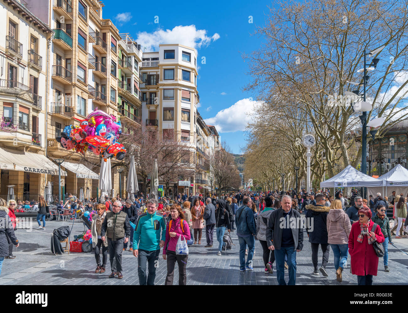 Spain crowded street hi-res stock photography and images - Alamy
