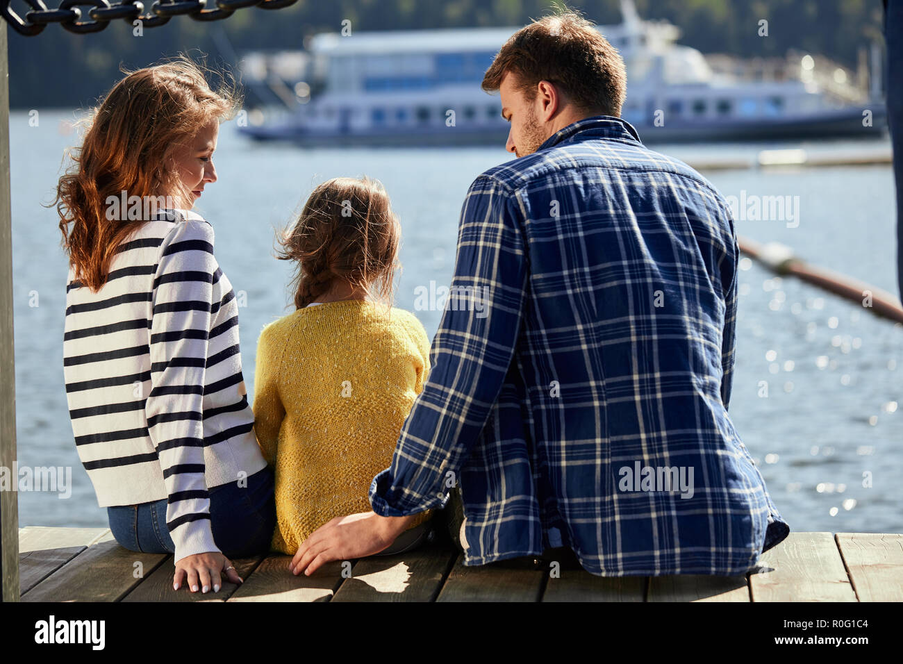 Family rear hi-res stock photography and images - Alamy