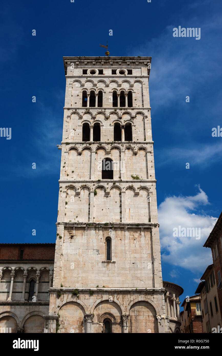 Romanesque church architecture hi-res stock photography and images - Alamy