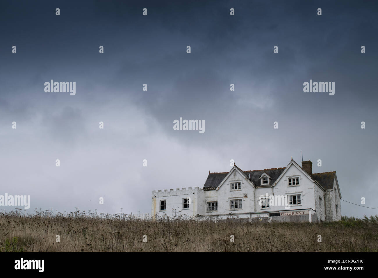 Derelict hotel hi-res stock photography and images - Alamy