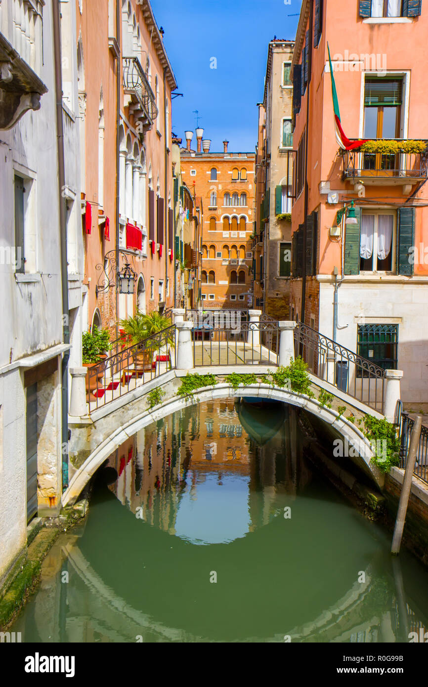 Small bridge in the Venice canal Stock Photo - Alamy