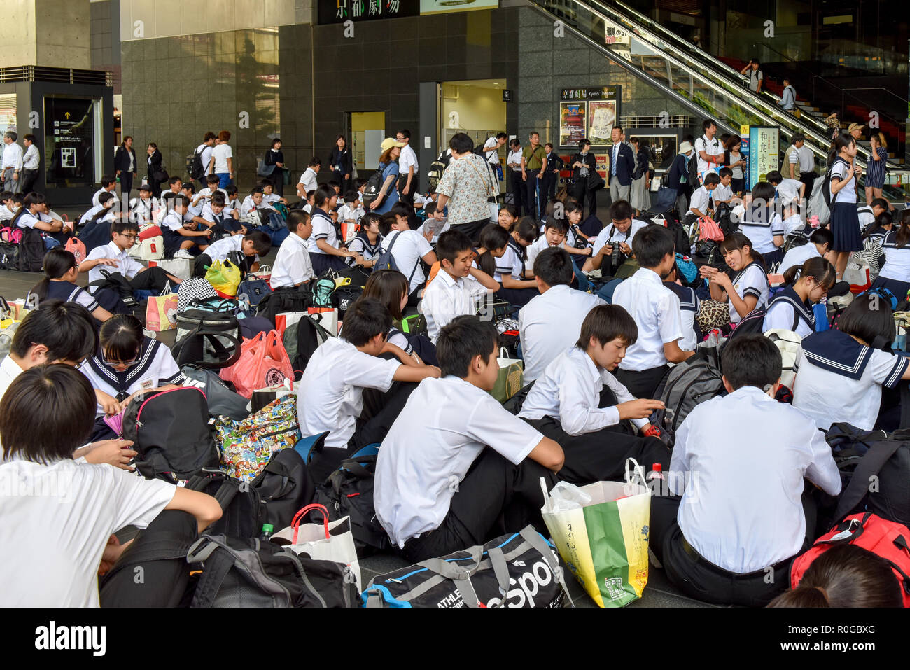 Group of school children railway hi-res stock photography and images ...