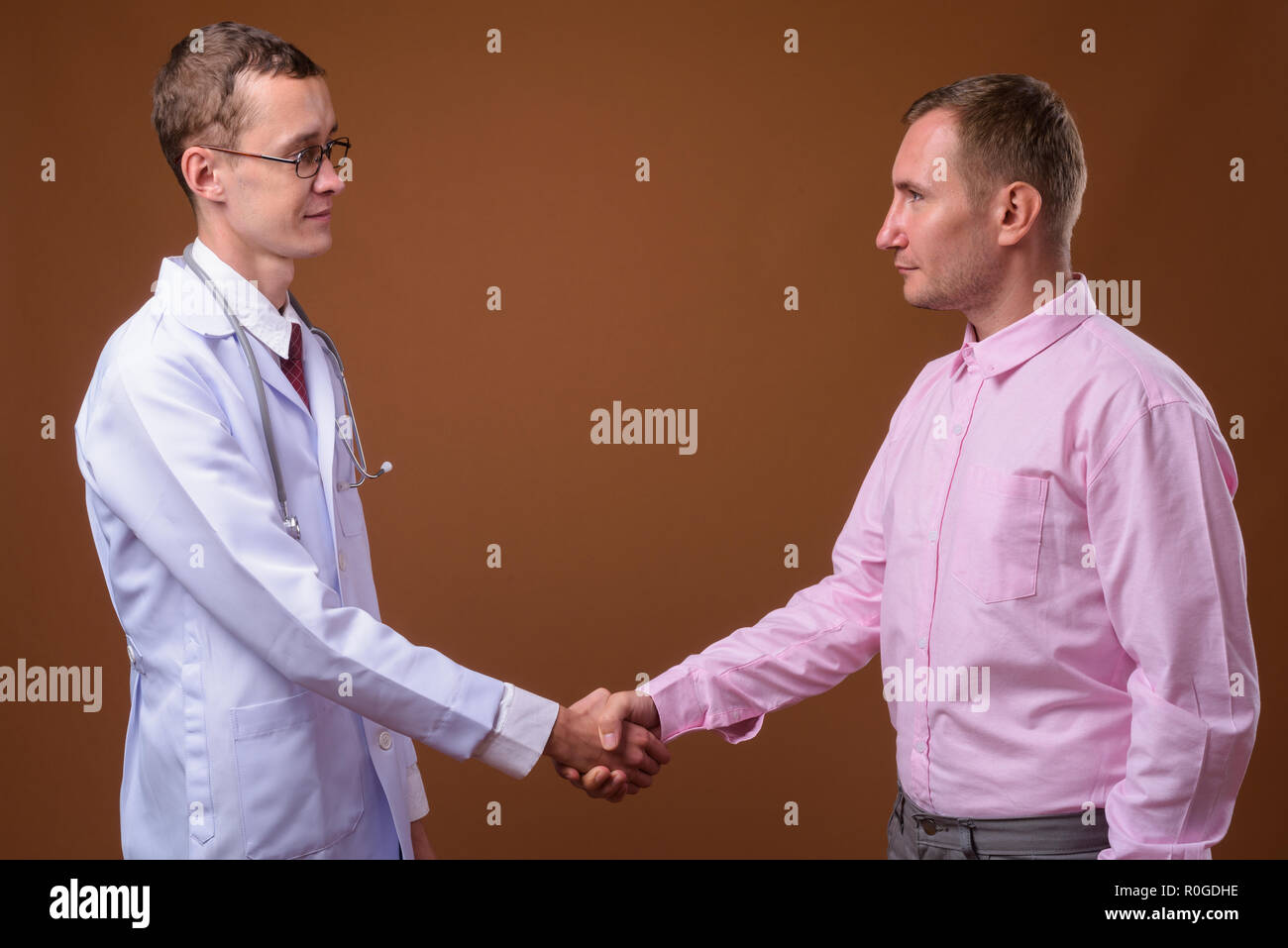 Doctor and patient man young hi-res stock photography and images - Alamy