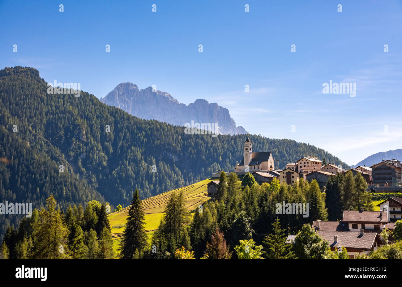 Village landscape italy hi-res stock photography and images - Alamy