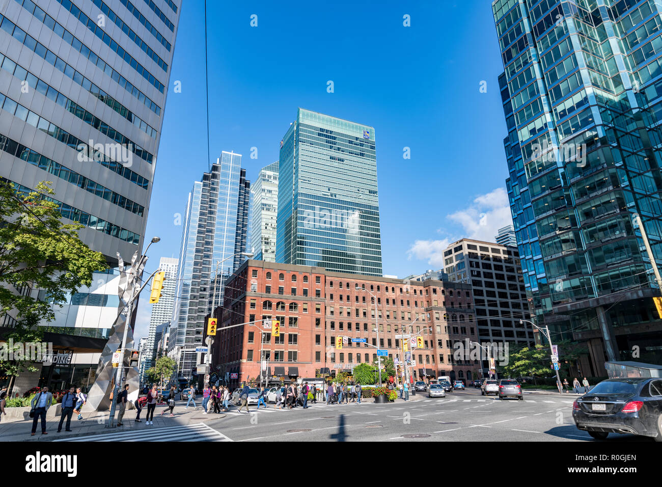 Toronto street view hi-res stock photography and images - Alamy