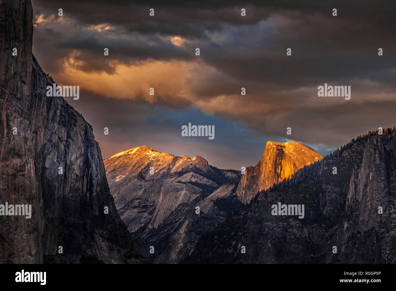 Half Dome seen from the Tunnel View Overlook in Yosemite National Park ...