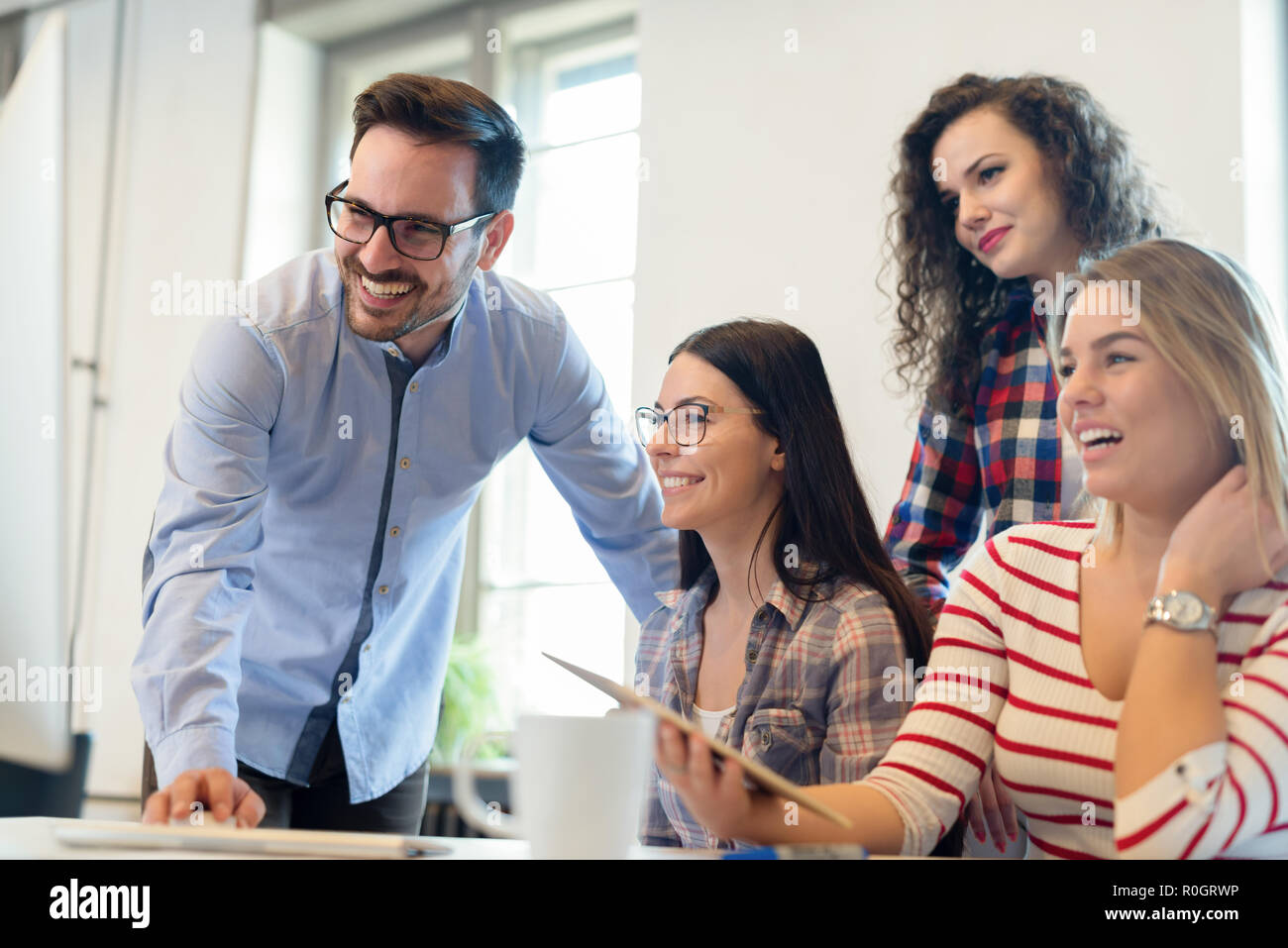 Casual workplace conversation hi-res stock photography and images - Alamy