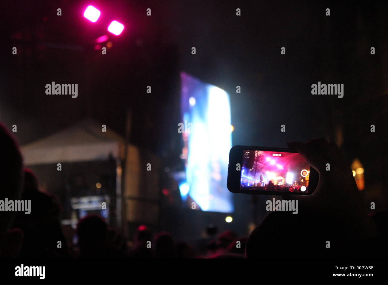 Crowd concert cell phones hi-res stock photography and images - Alamy