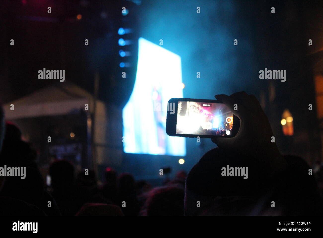 Crowd concert cell phones hi-res stock photography and images - Alamy