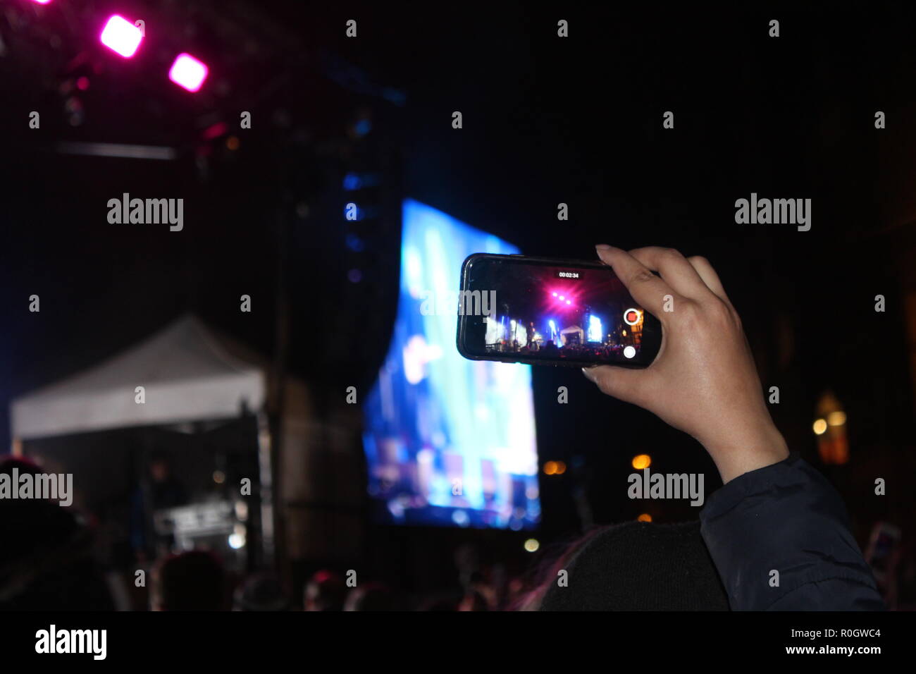 Crowd concert cell phones hi-res stock photography and images - Alamy