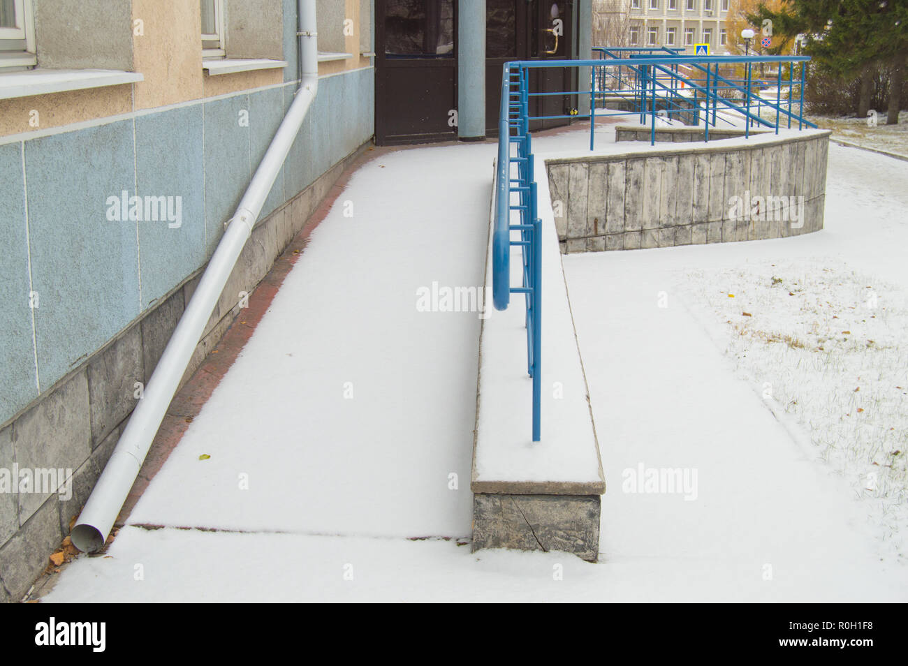 The ramp is covered with the first snow installed for the movement of ...