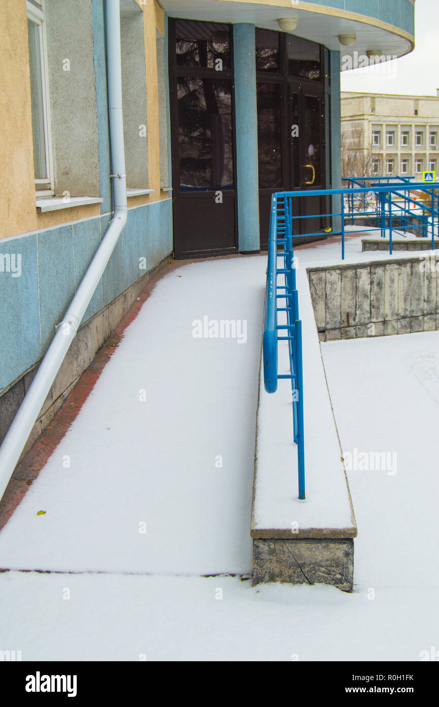 The ramp is covered with the first snow installed for the movement of ...