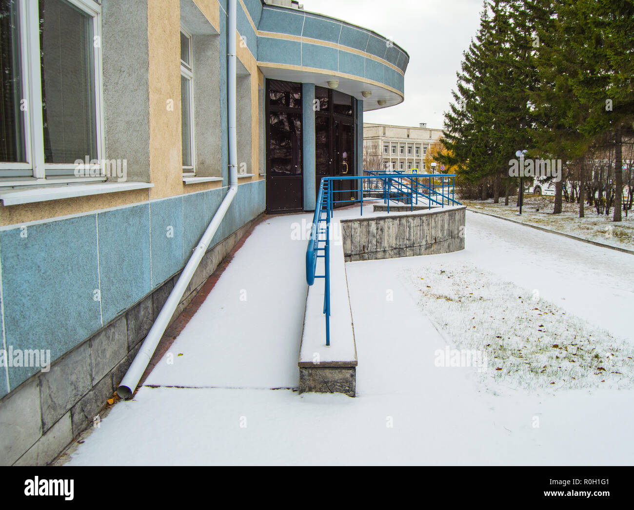 The ramp is covered with the first snow installed for the movement of ...