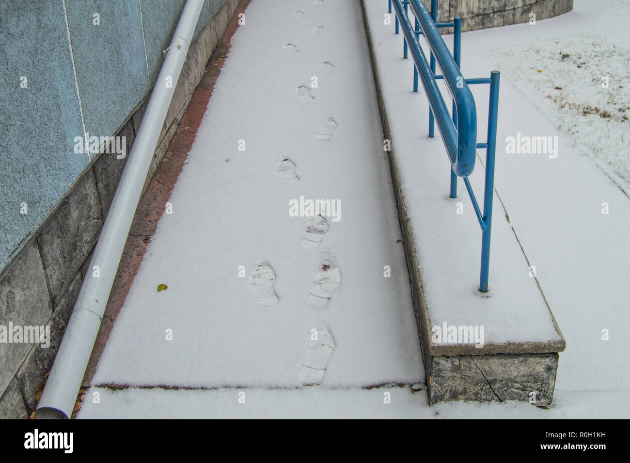 Wheelchair slope sign hi-res stock photography and images - Alamy