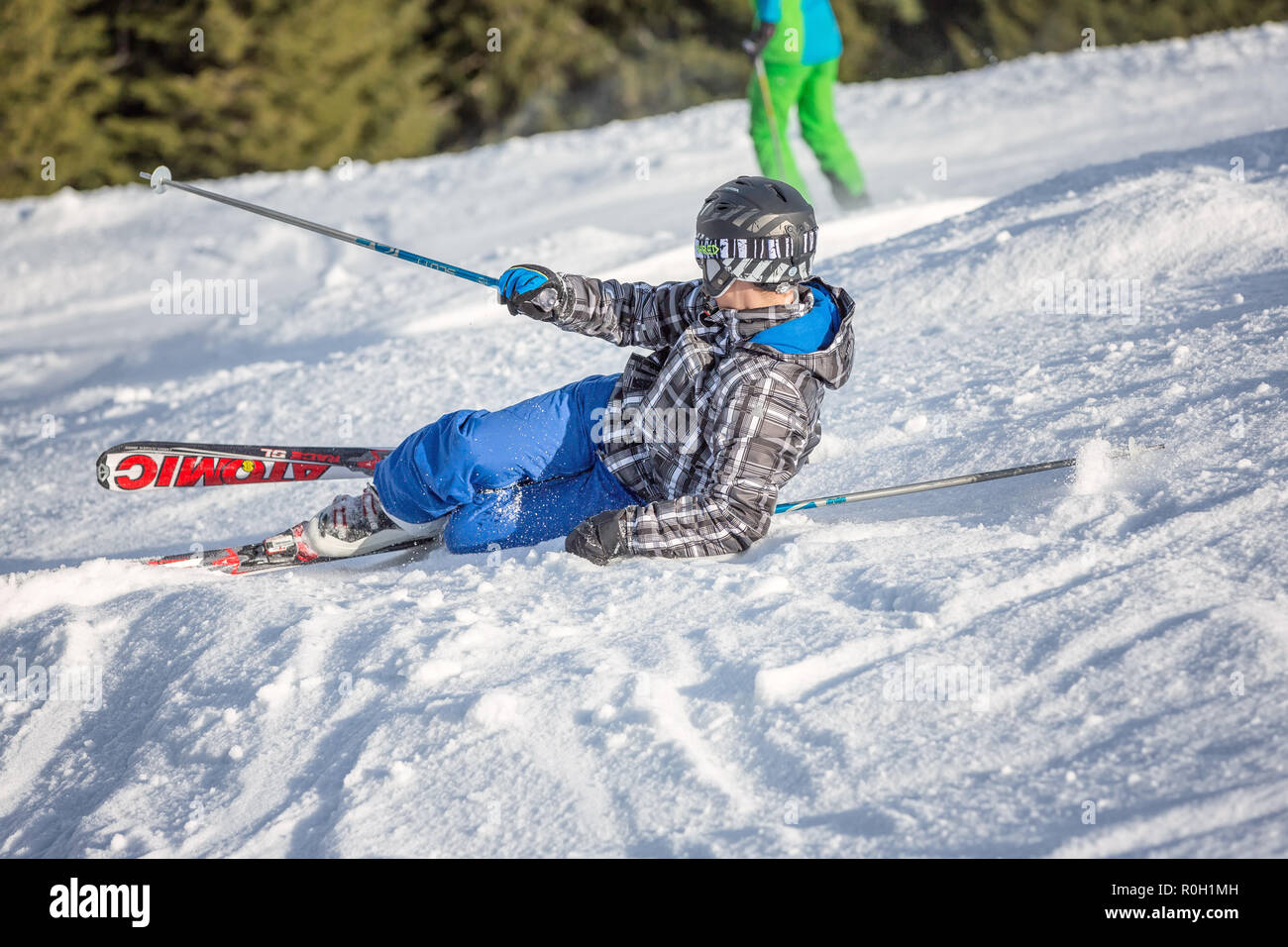 male skier falling Stock Photo - Alamy