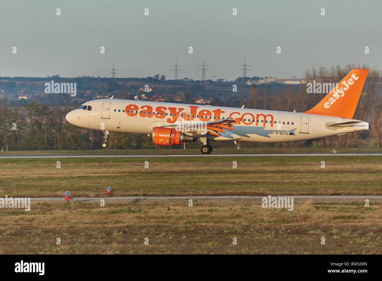 Easyjet airbus a320 taxiing departure hi-res stock photography and ...