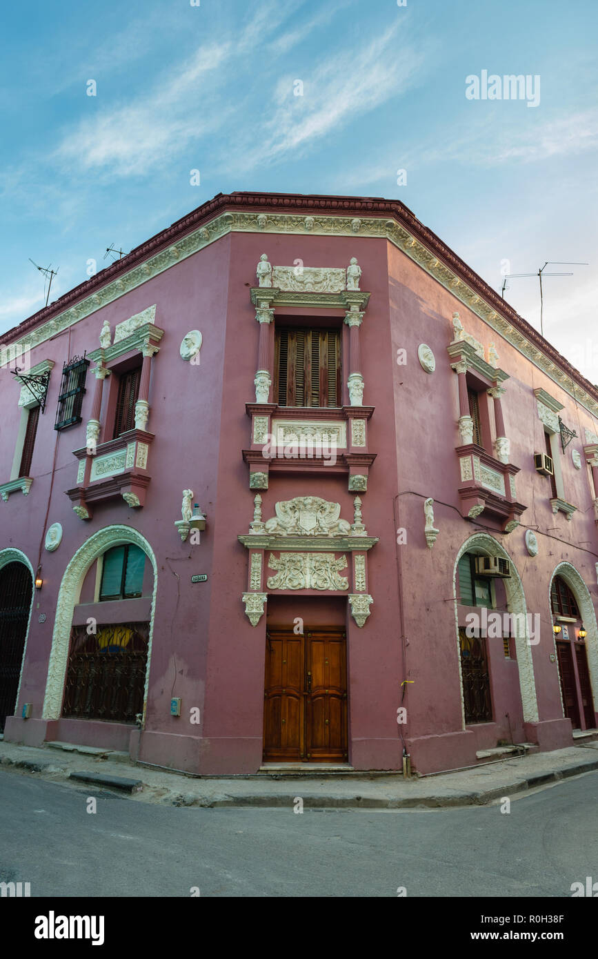 Door and facade of Spanish Colonial building in Old Havana Stock Photo ...