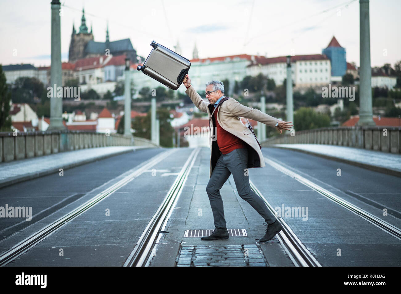 Old man crossing road old hi-res stock photography and images - Alamy