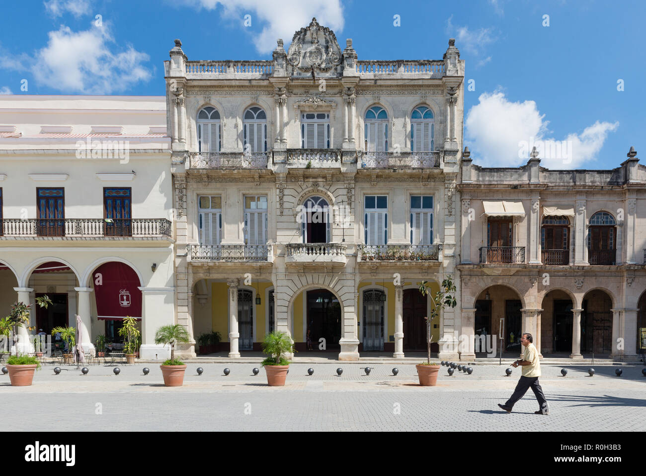 Spanish Colonial architecture in Plaza Vieja, Havana Stock Photo - Alamy