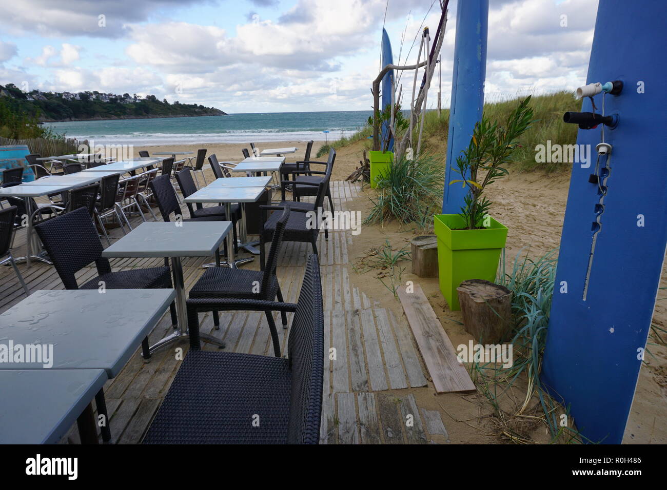Windy day restaurant hi-res stock photography and images - Alamy